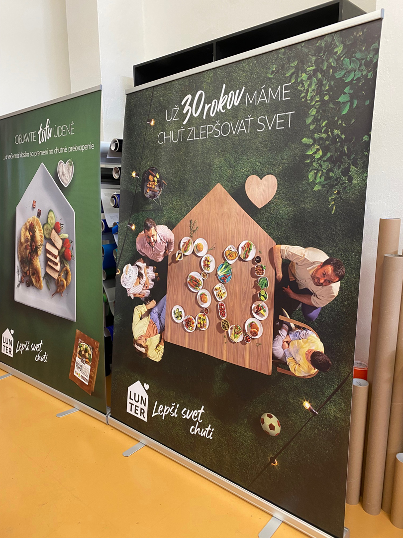 AKRA reklama - Reklamné stojky a figuríny